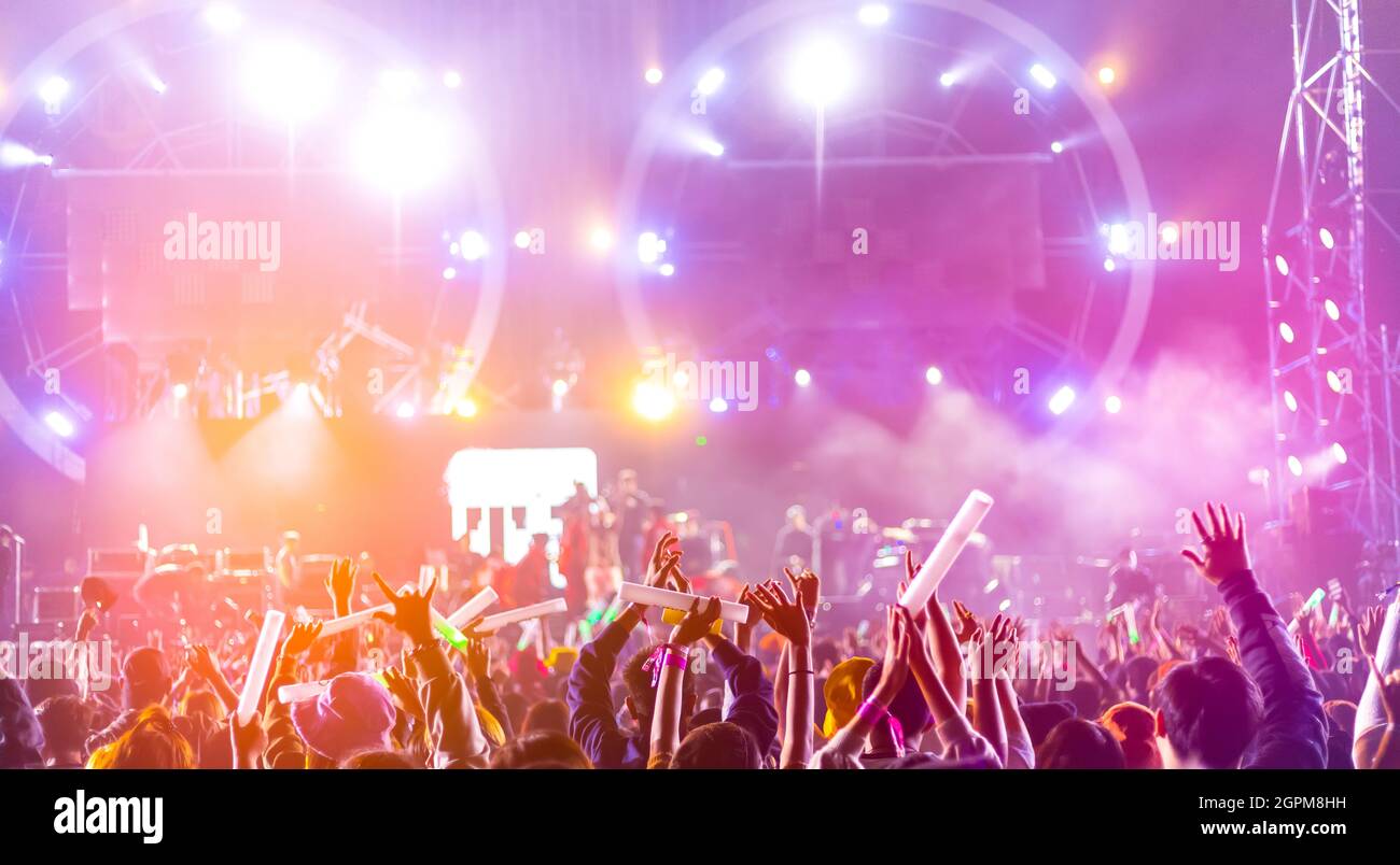 Crowd hands heads hi-res stock photography and images - Alamy