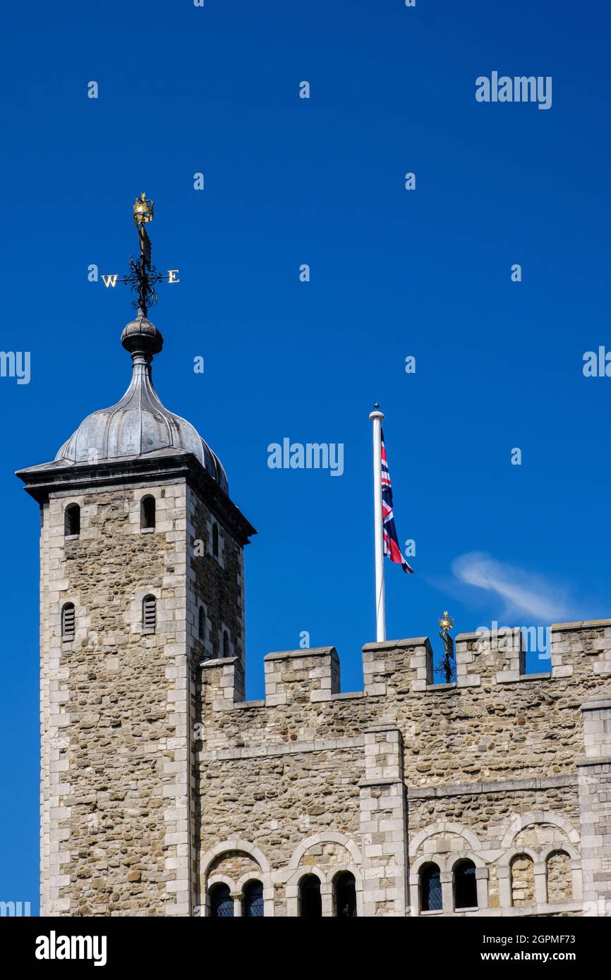 Square tower detail of the White Tower, the central tower & old keep at ...