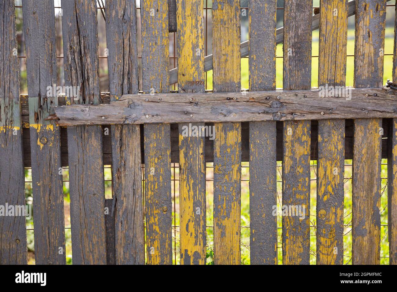 Rotten rustic fence hi-res stock photography and images - Alamy