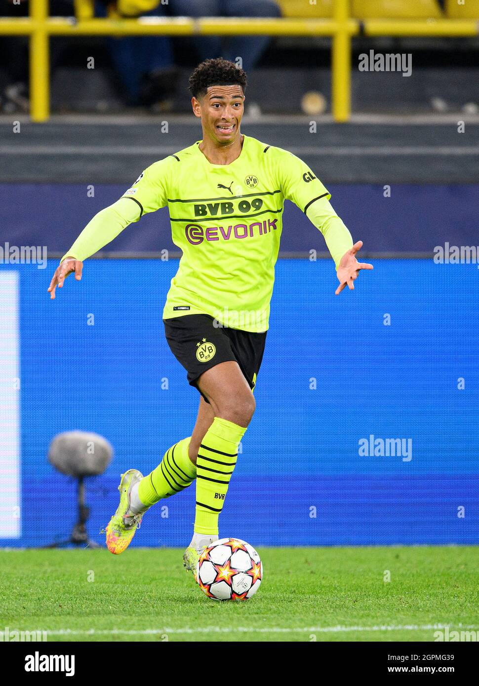 Jude bellingham body hi-res stock photography and images - Alamy