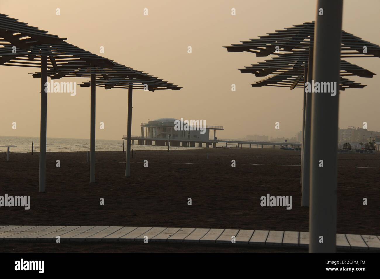 Alba in spiaggia Stock Photo - Alamy