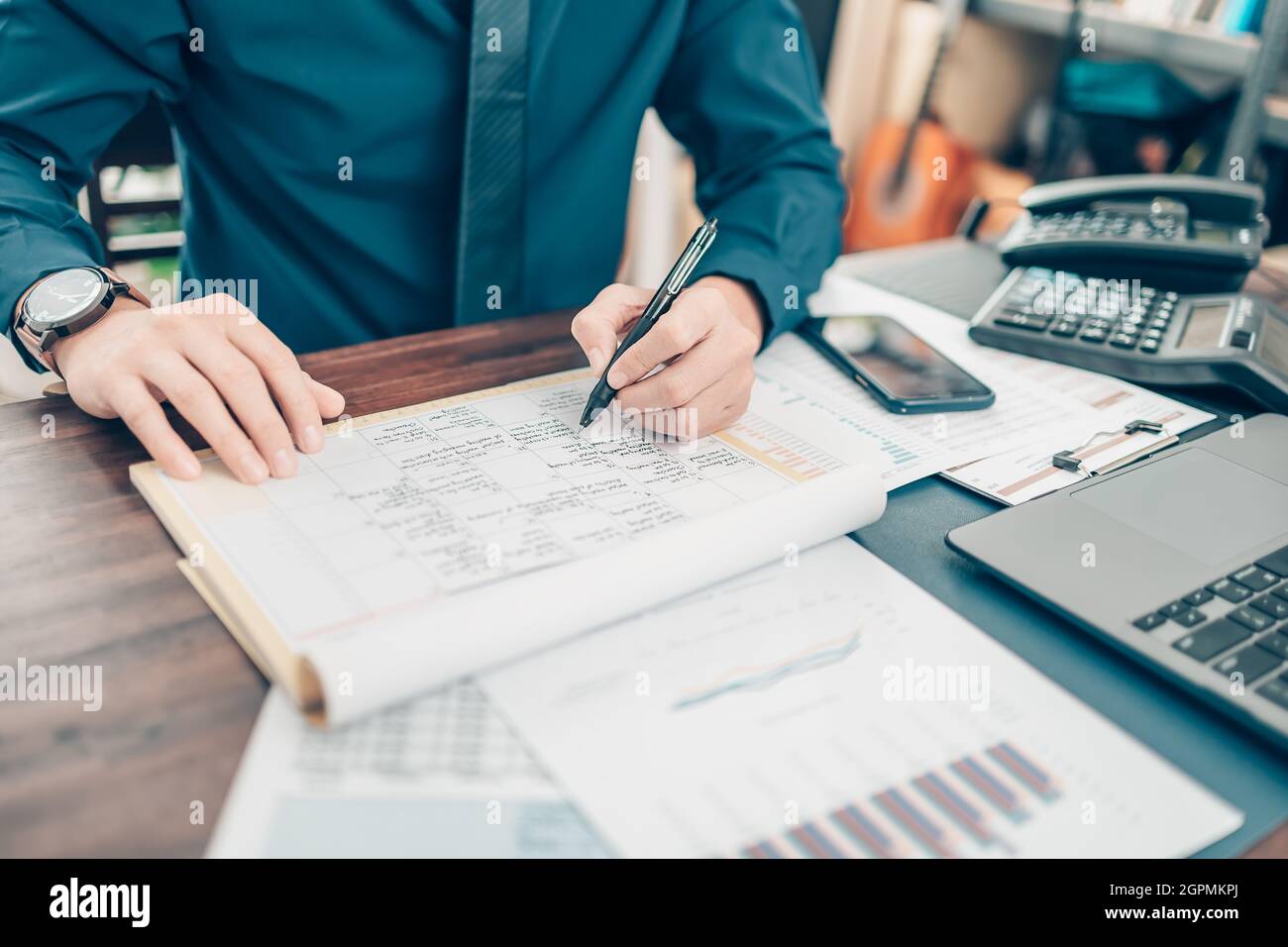 A man hand planning daily appointment and note at office desk. Planner ...