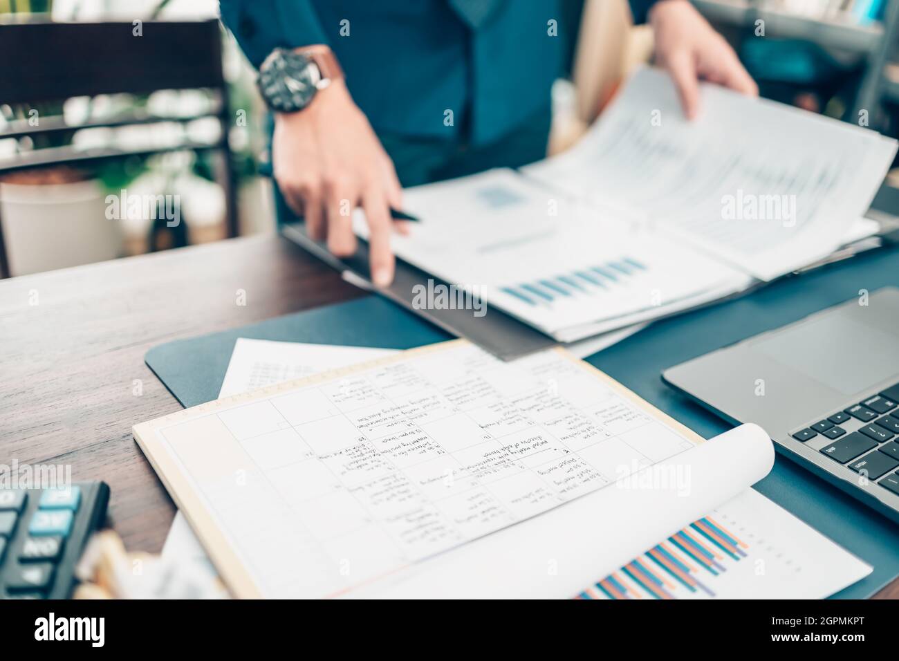 A man hand planning daily appointment and note at office desk. Planner ...