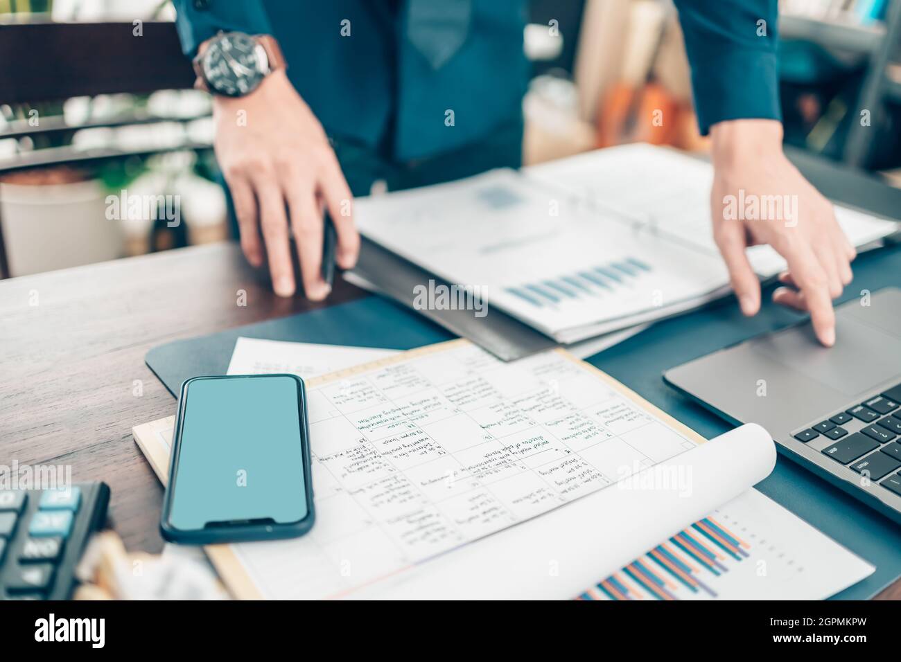 A man hand planning daily appointment and note at office desk. Planner ...
