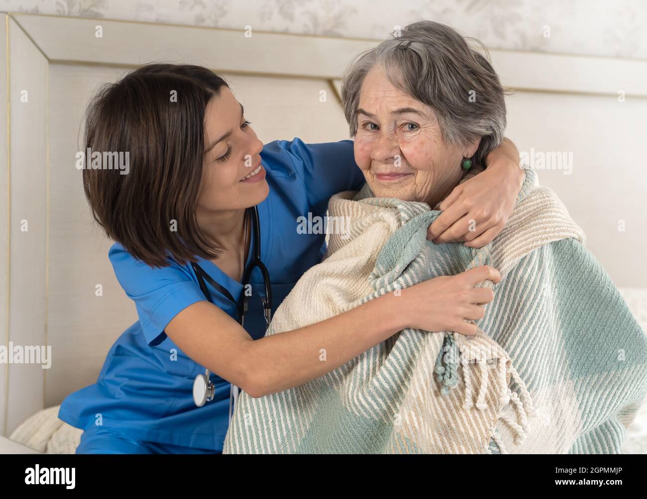 Doctor hug patient hi-res stock photography and images - Alamy