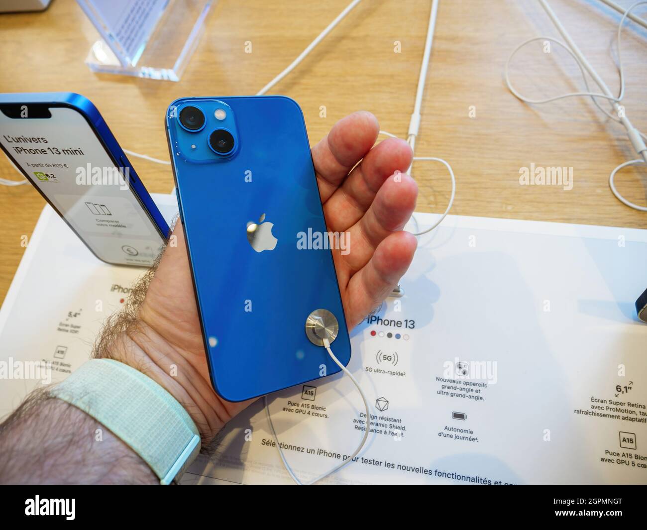Iphone 13 in hand hi-res stock photography and images - Alamy