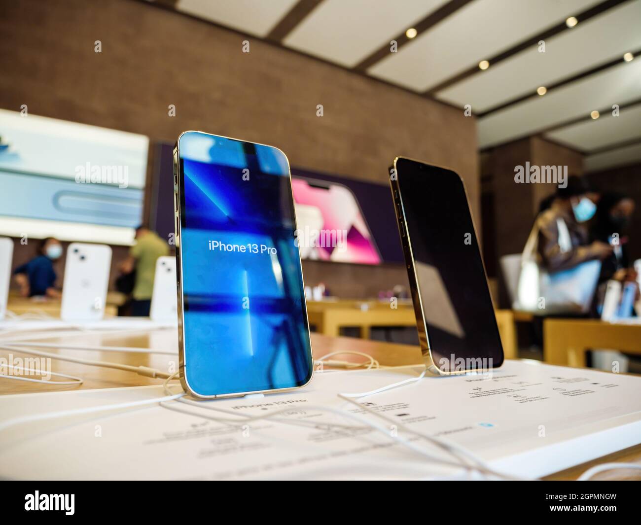 retina display with ProMotion 120 hz on iPhone 13 Pro and Max Stock ...