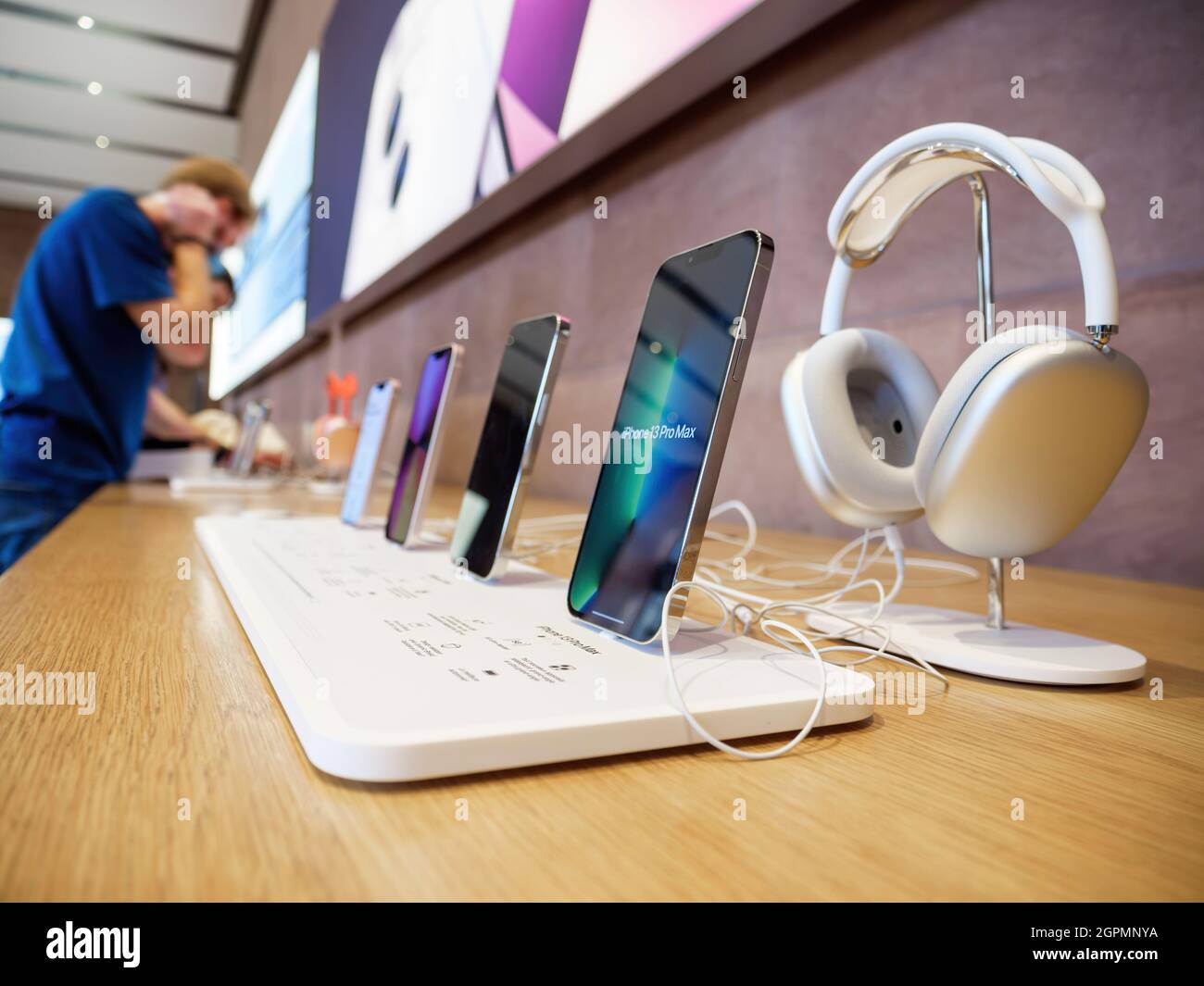 Iphone 13 store hi-res stock photography and images - Alamy