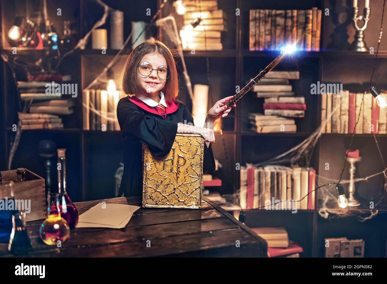 Harry potter costume girl hi-res stock photography and images - Alamy