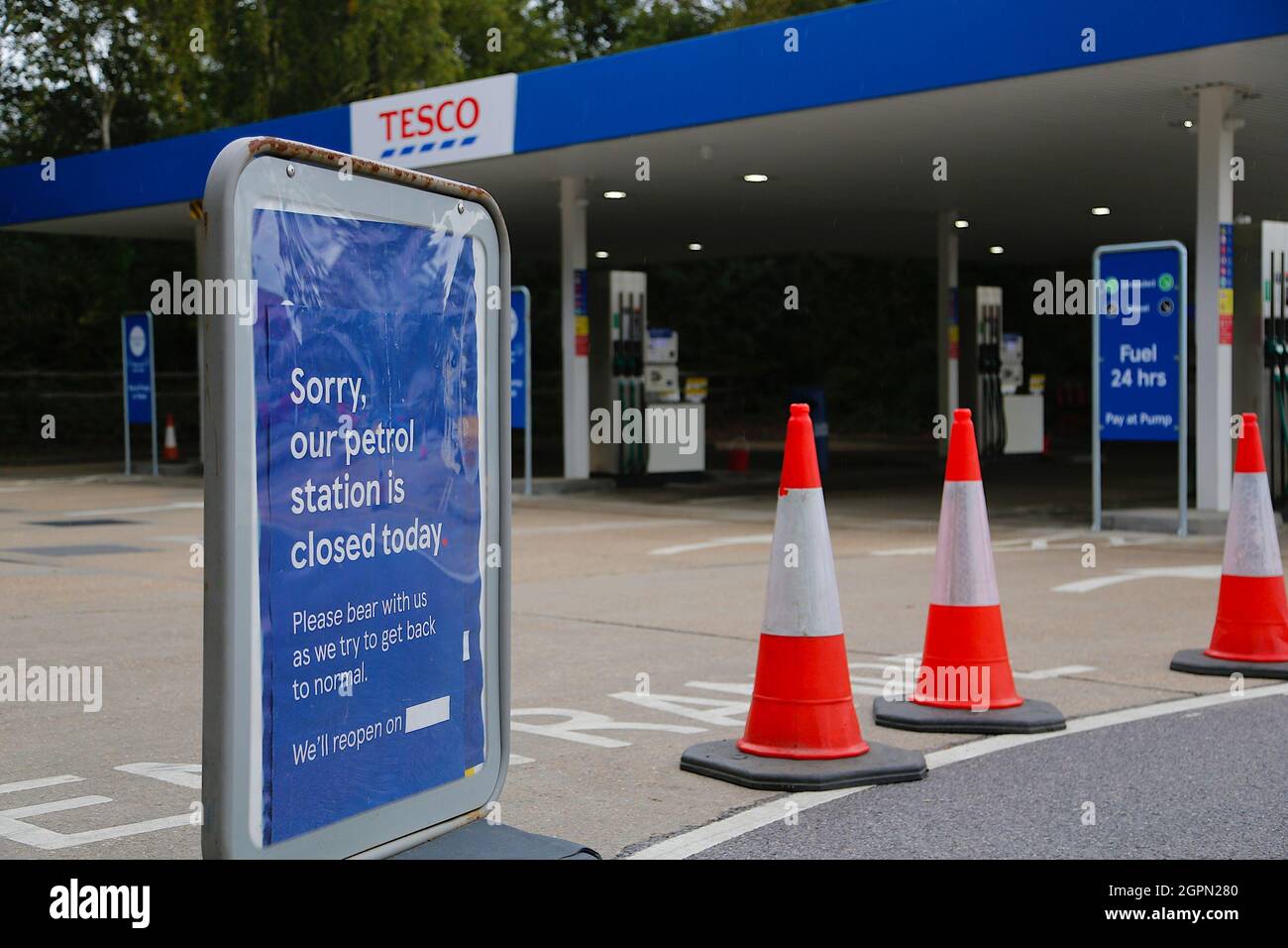 Sign sorry our petrol station is closed today hi-res stock photography ...