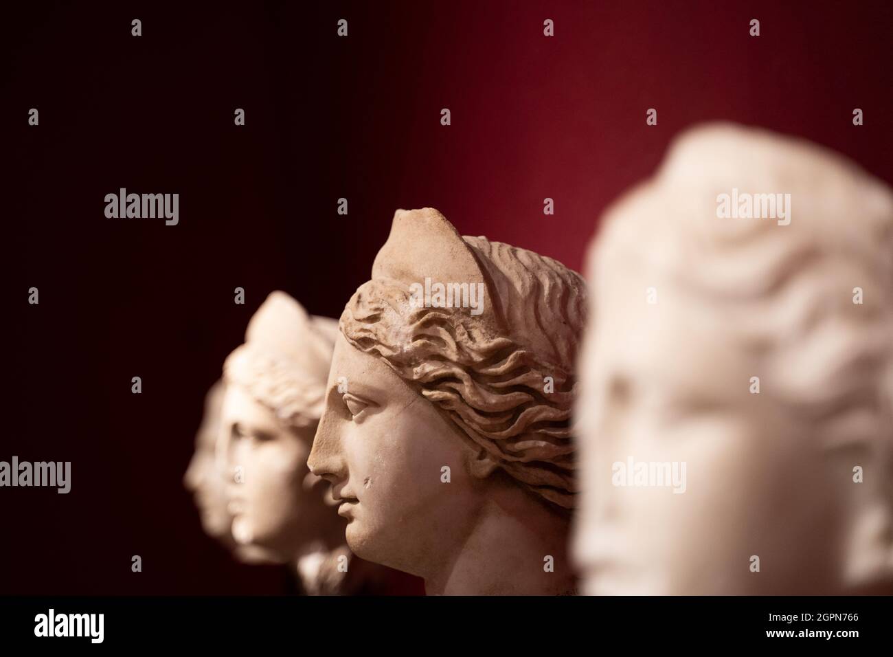 Ancient roman women statues hi-res stock photography and images - Alamy