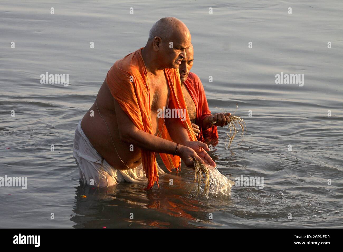 Hindu devotees perform 'Tarpan', or Pind Daan rituals for the peace of ...