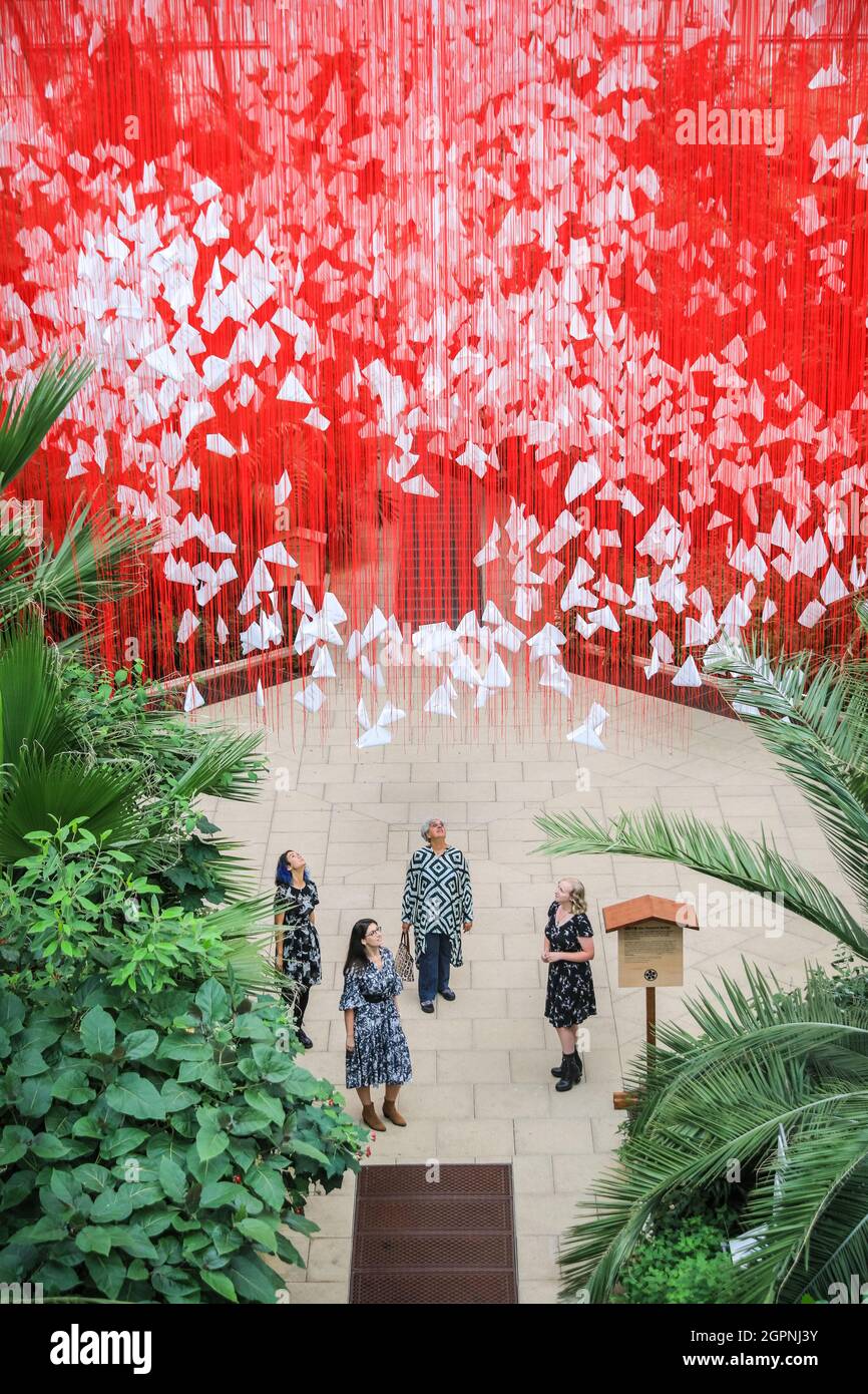 Kew Gardens, London, UK. 30th Sep, 2021. Kew staff and models with the ...