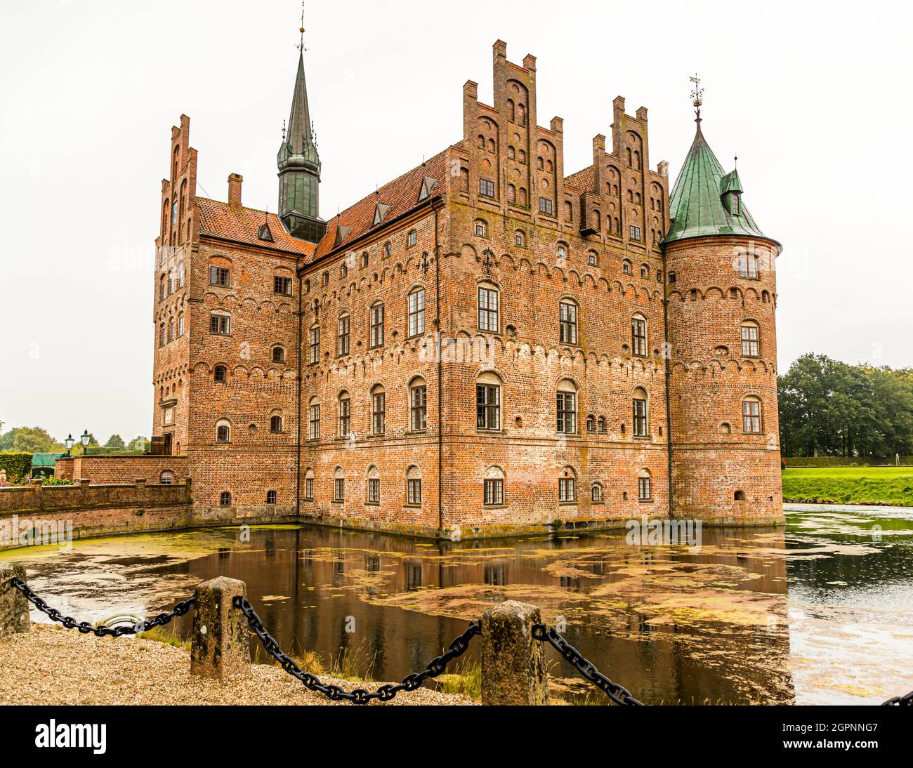 Classical gothic castle hi-res stock photography and images - Alamy