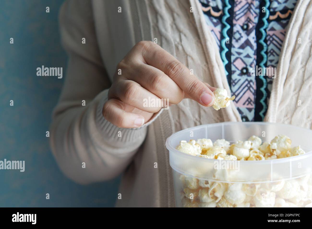 young women eating popcorn close up Stock Photo - Alamy