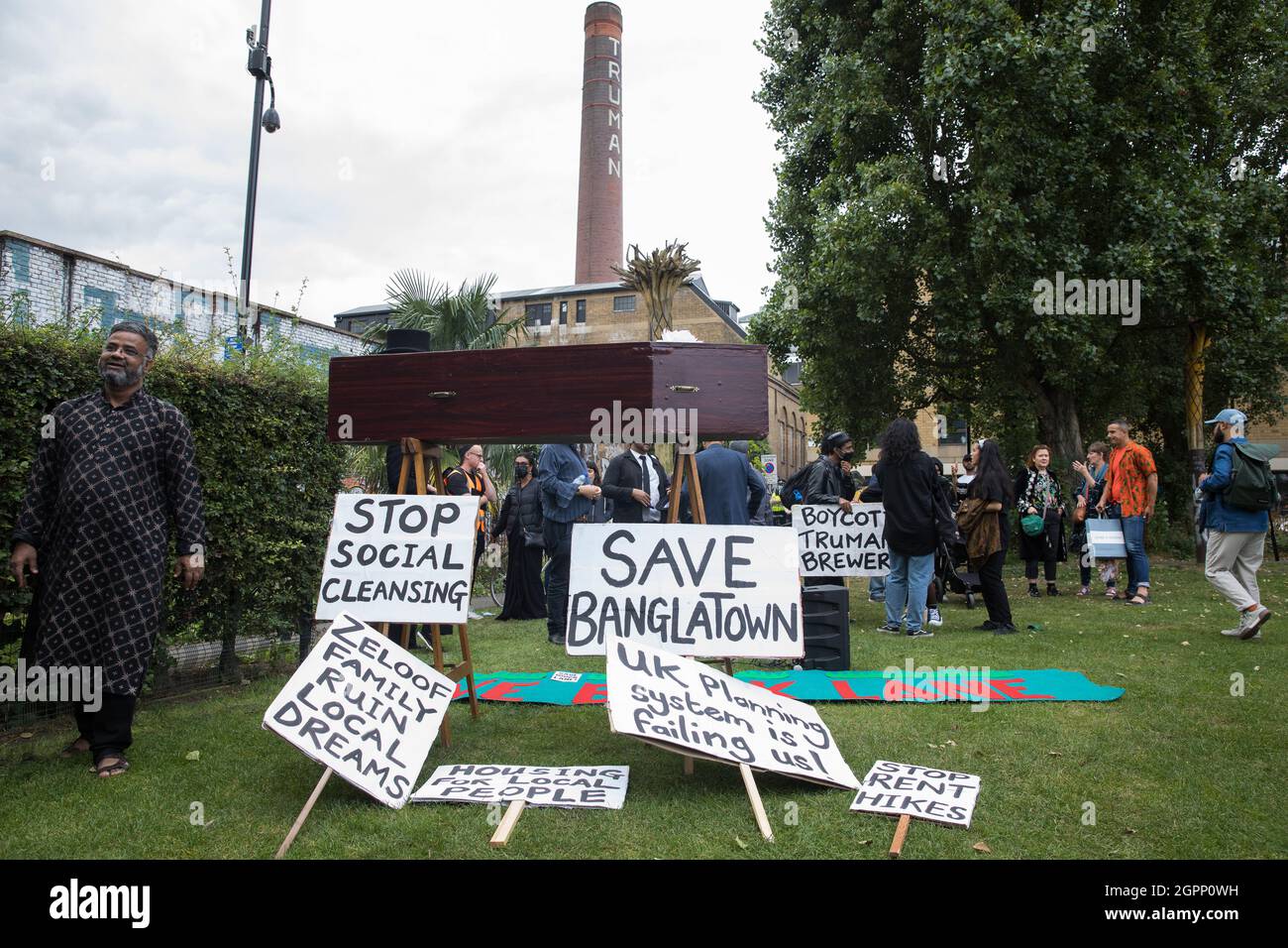 London, UK. 12th September, 2021. Local residents and supporters of the ...