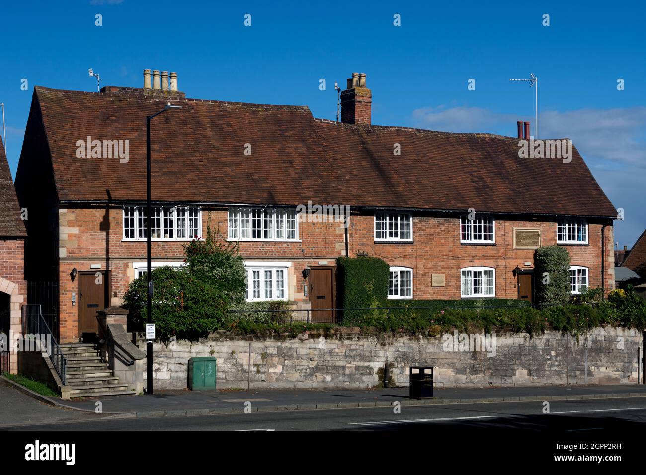 English almshouses hi-res stock photography and images - Alamy