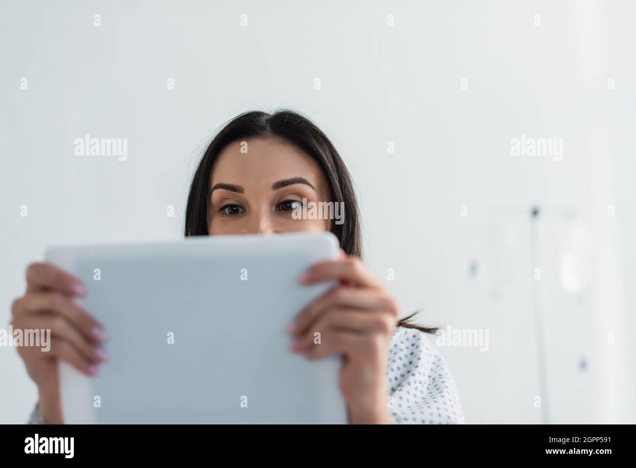 Brunette patient covering face hi-res stock photography and images - Alamy