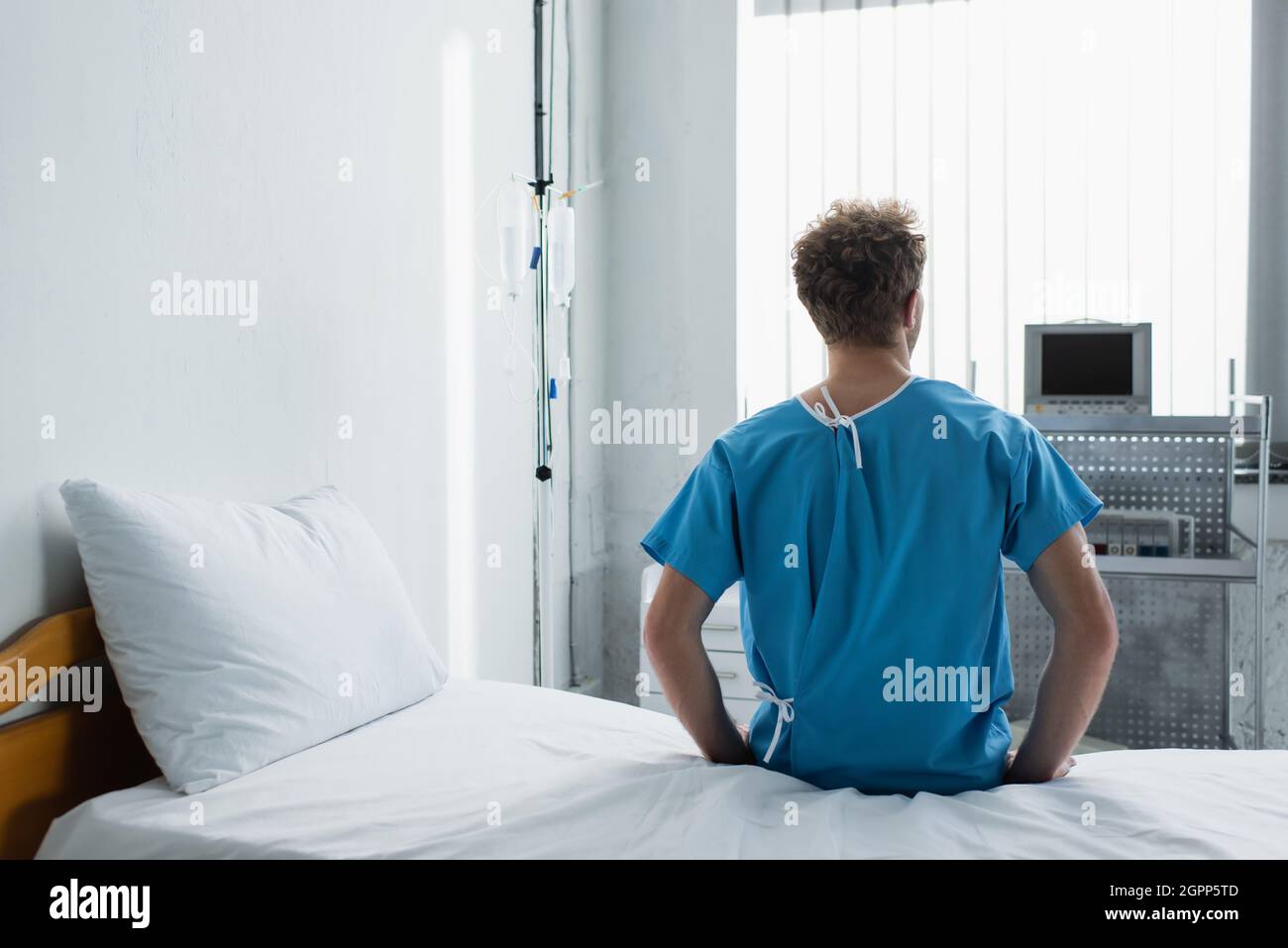 Back view patient man hospital bed hi-res stock photography and images ...