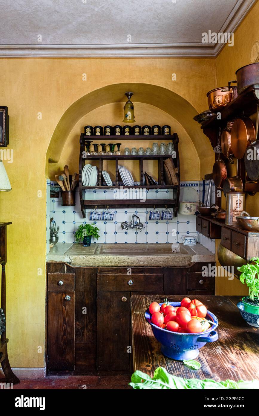 Copper pans with plate rack above sink, Lake Garda Stock Photo - Alamy