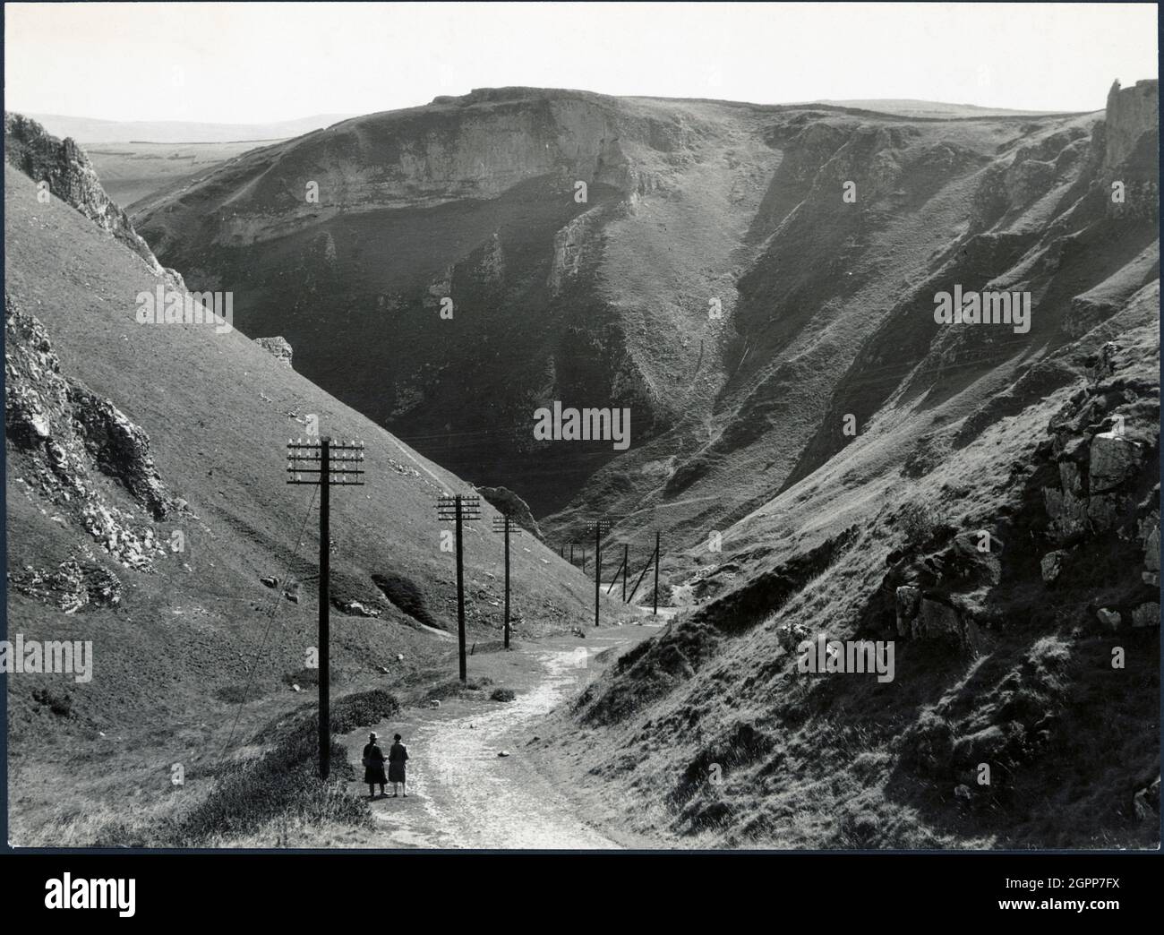 Winnats Pass, Castleton, High Peak, Derbyshire, 1930s. A couple ...