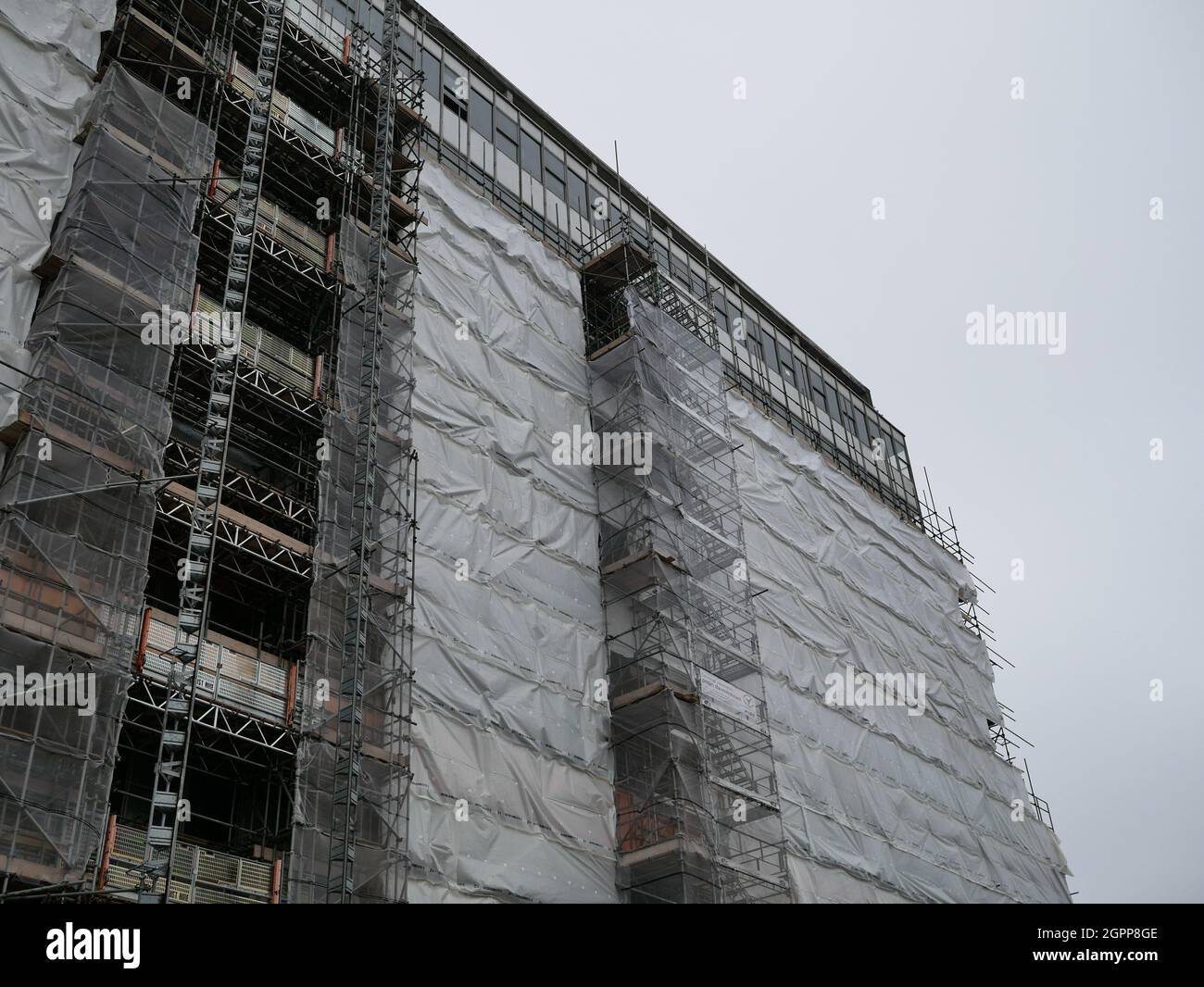 Scaffold sheeting covering scaffolding on large building Stock Photo ...
