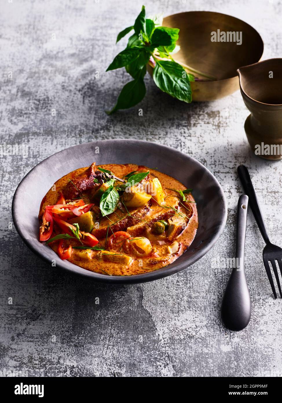 Gaeng Dang Bped - red curry with duck meat Stock Photo - Alamy