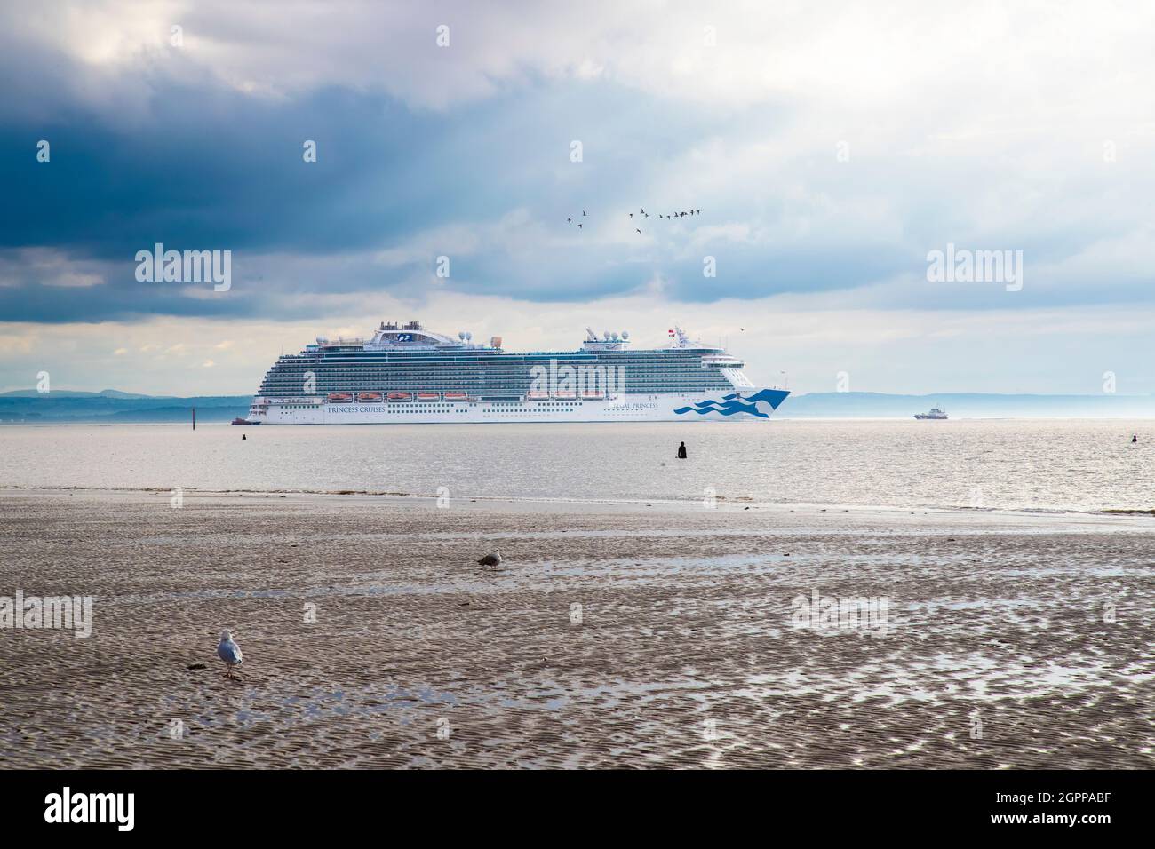 The "Regal Princess" Cruise ship departing Liverpool on the River ...