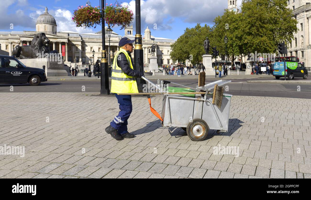 London, England, UK. Street sweeper in Trafalgar Square Stock Photo - Alamy