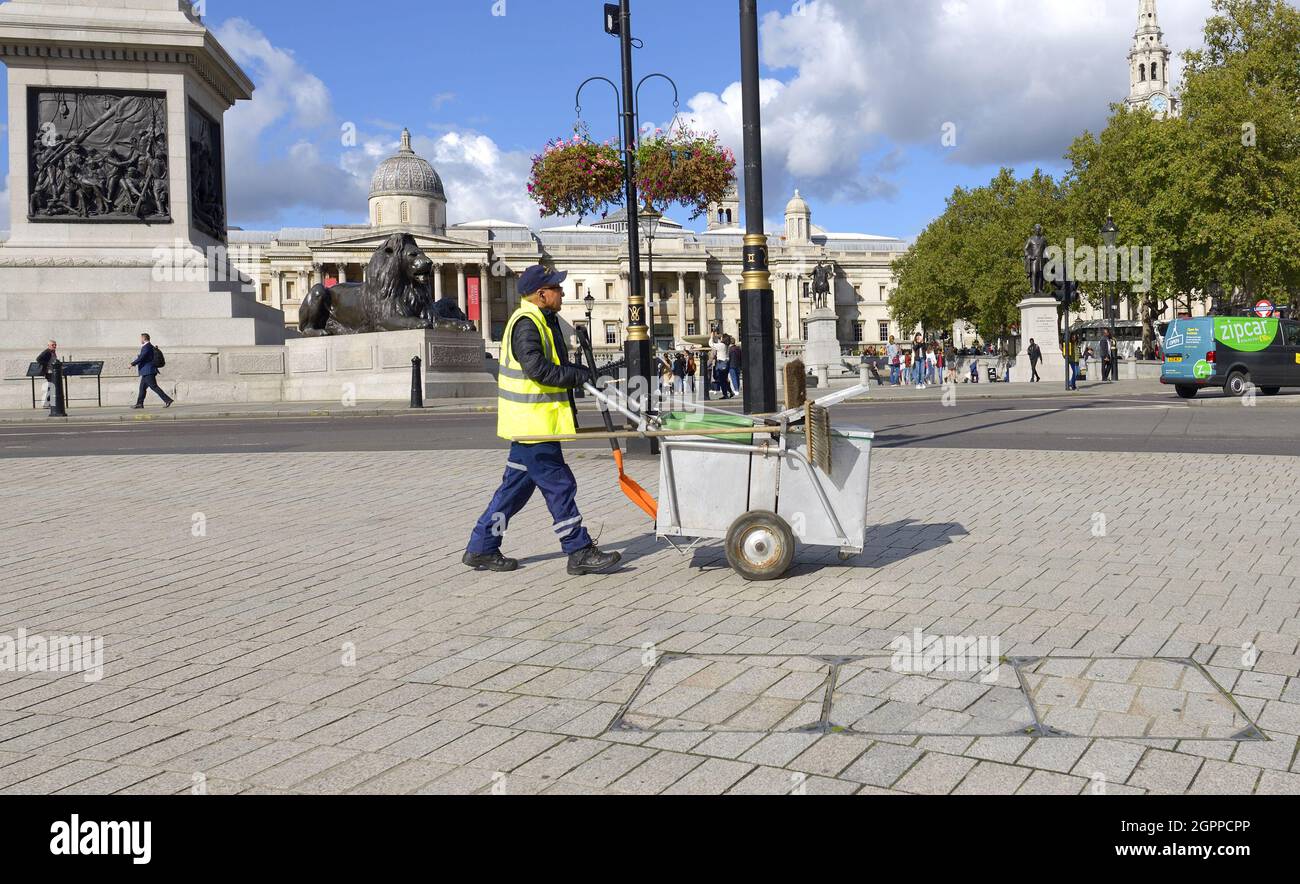 London, England, UK. Street sweeper in Trafalgar Square Stock Photo - Alamy