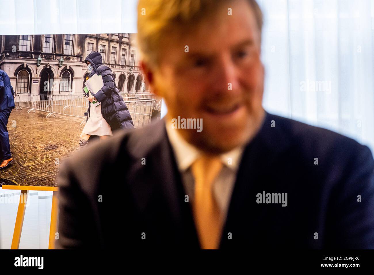 King Willem-Alexander of the Netherlands visits temporary housing of ...