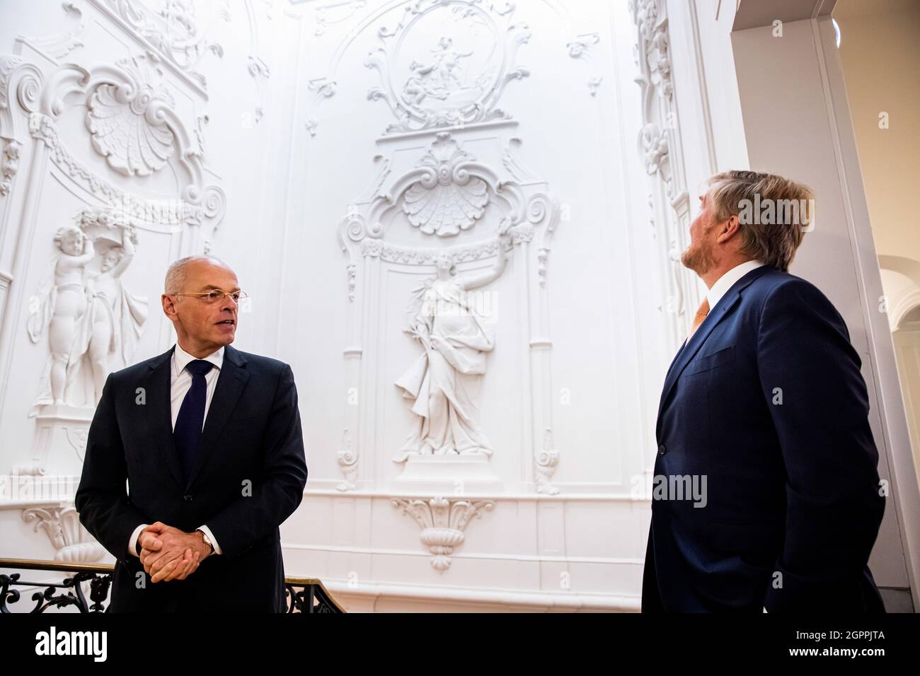 King Willem-Alexander of the Netherlands visits temporary housing of ...