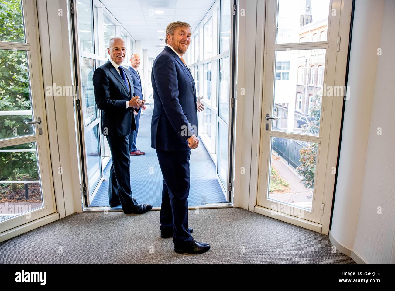 King Willem-Alexander of the Netherlands visits temporary housing of ...