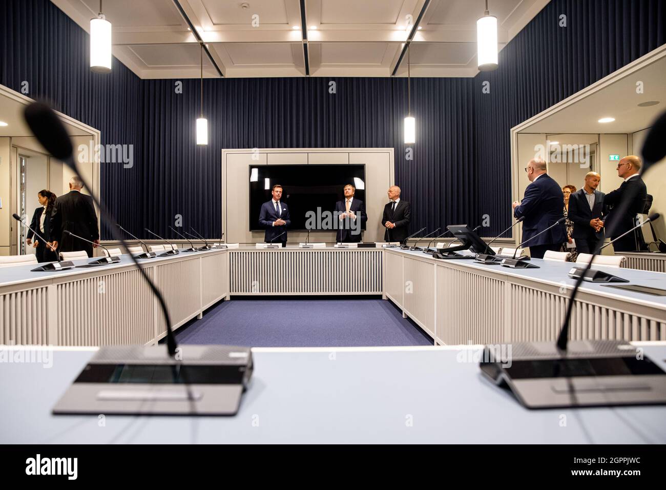 King Willem-Alexander of the Netherlands visits temporary housing of ...