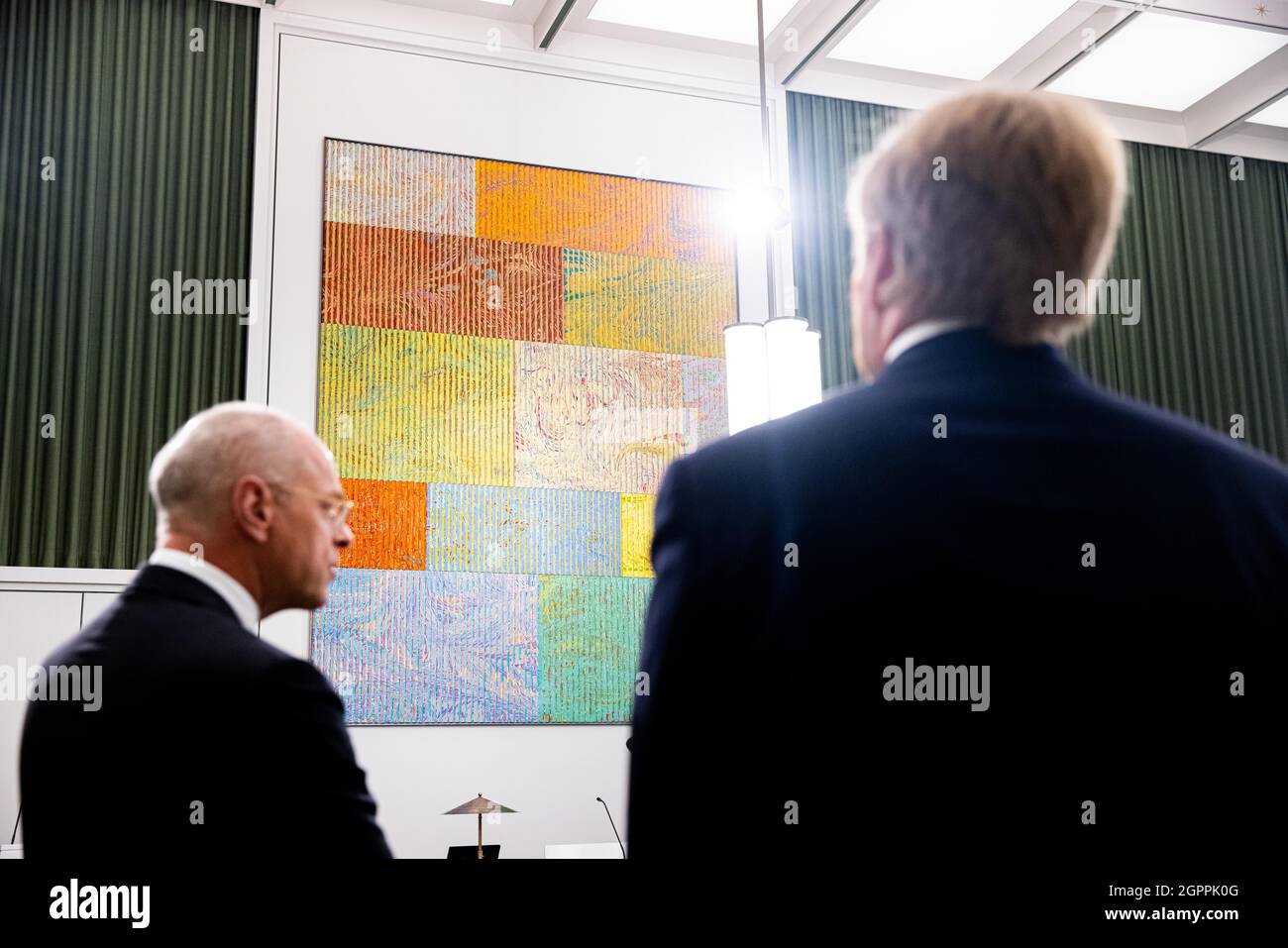 King Willem-Alexander of the Netherlands visits temporary housing of ...