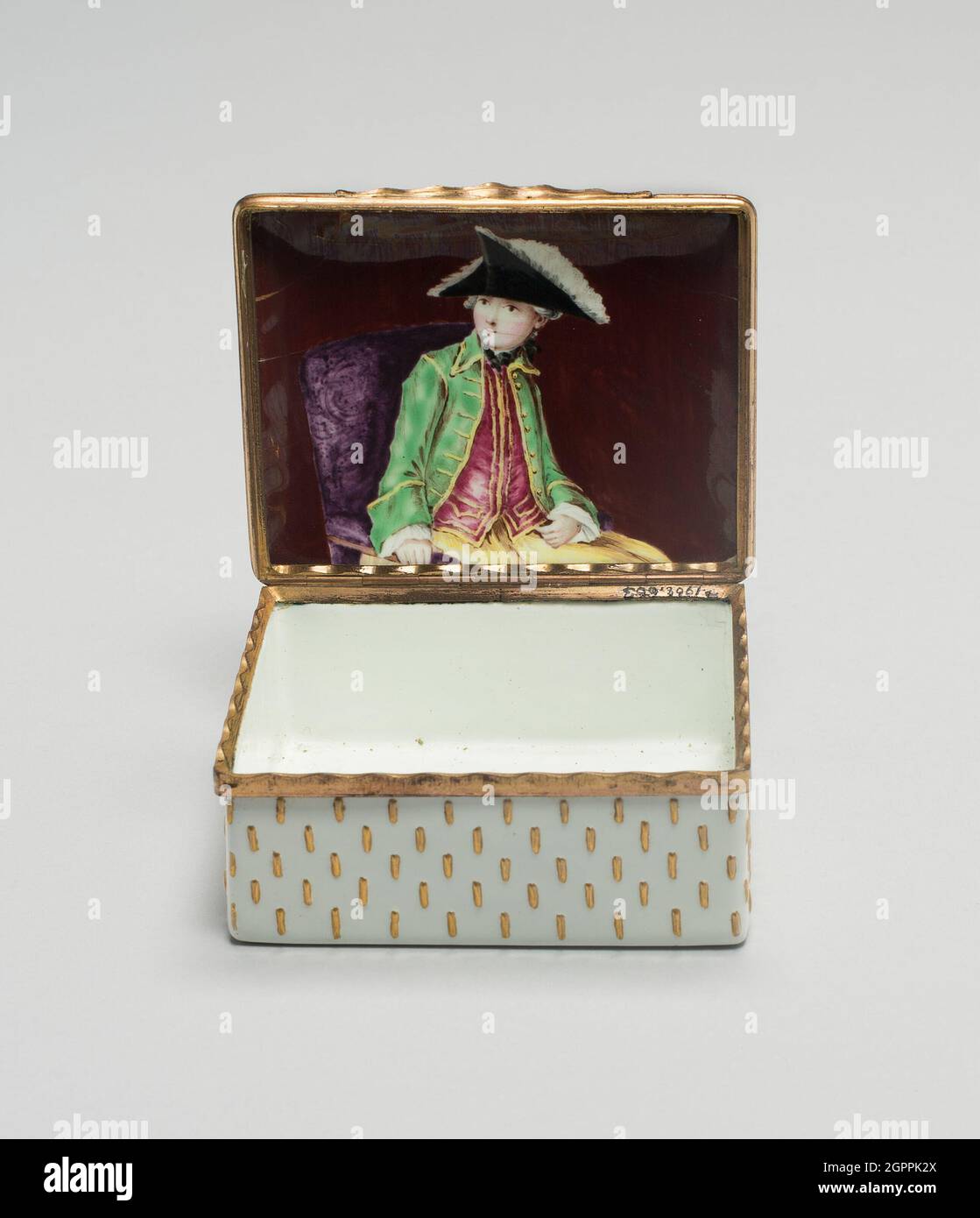 Antique hat boxes hi-res stock photography and images - Alamy