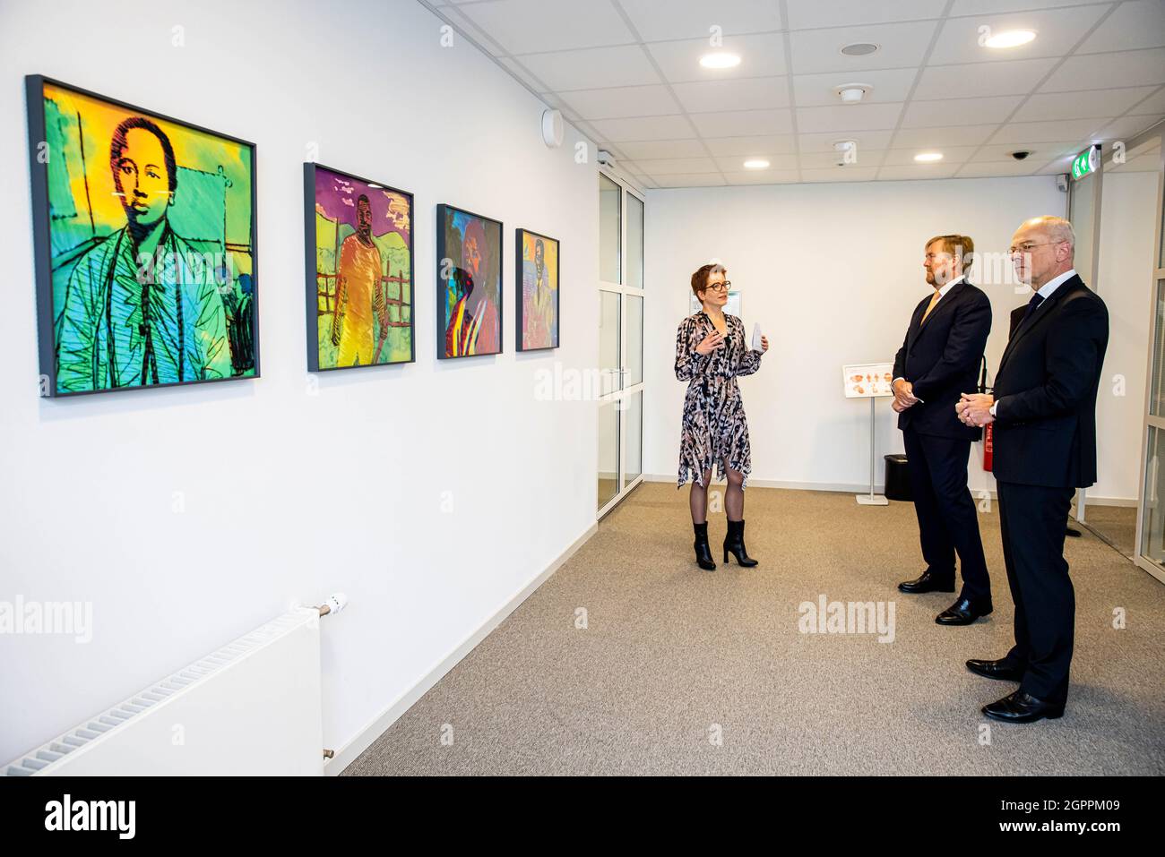 King Willem-Alexander of the Netherlands visits temporary housing of ...