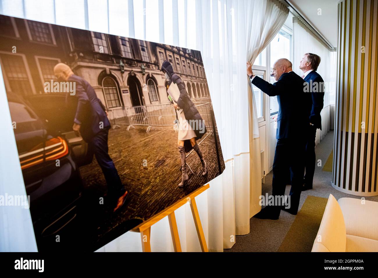 King Willem-Alexander of the Netherlands visits temporary housing of ...