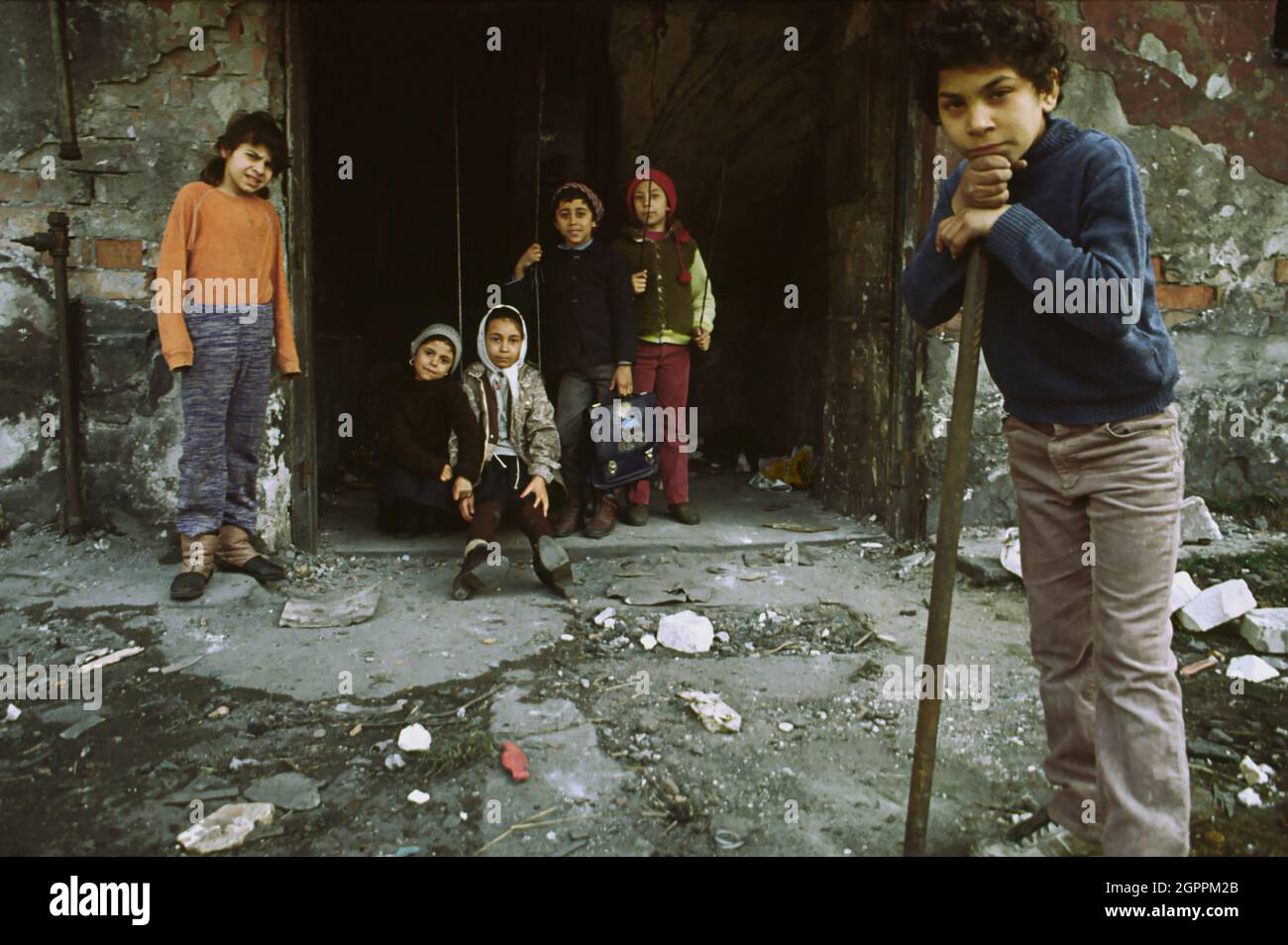 Roma children romania hi-res stock photography and images - Alamy