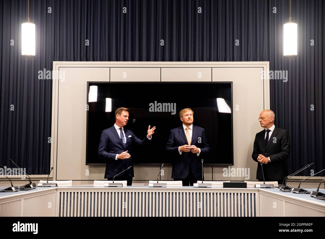 King Willem-Alexander of the Netherlands visits temporary housing of ...