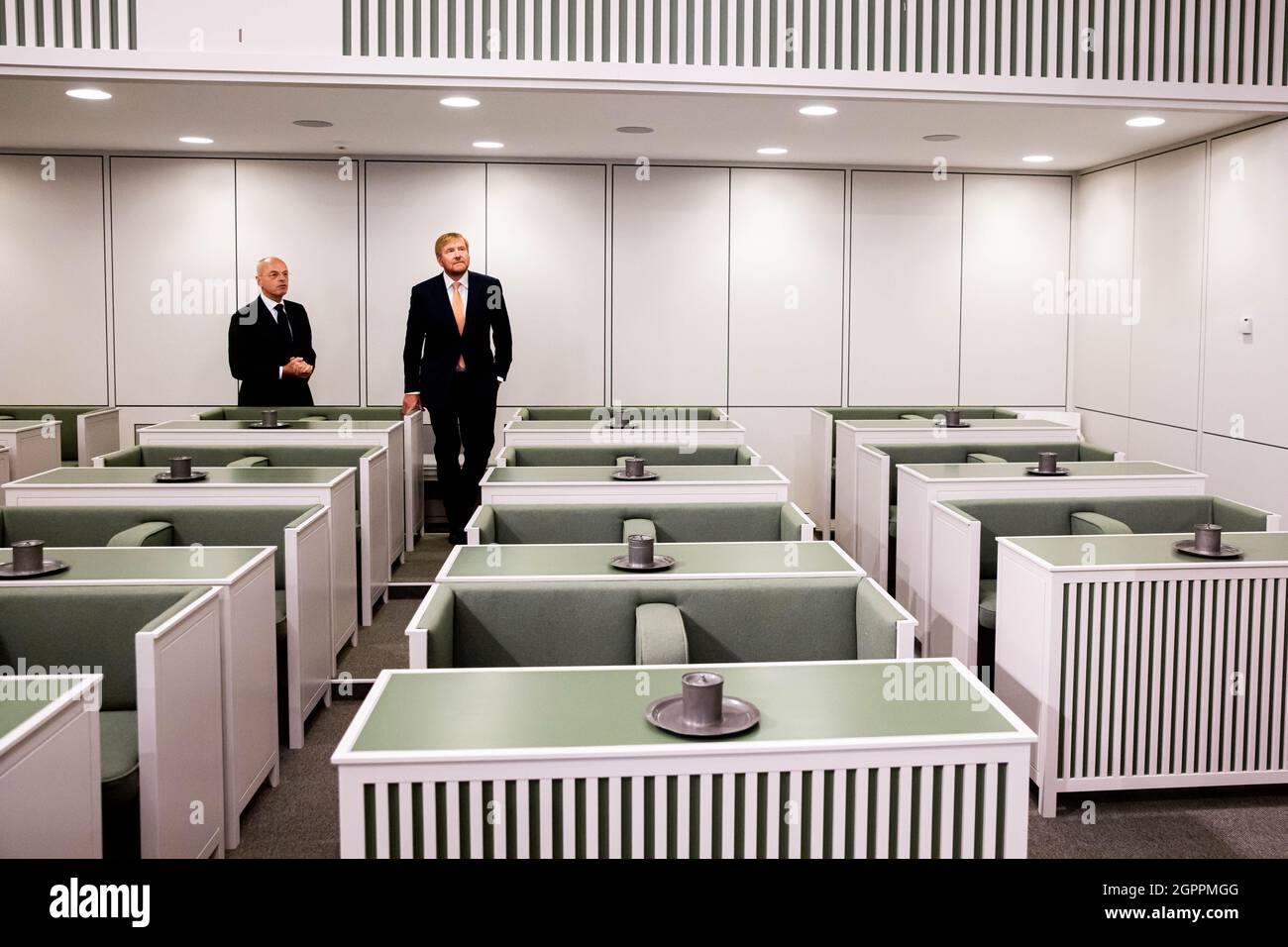 King Willem-Alexander of the Netherlands visits temporary housing of ...