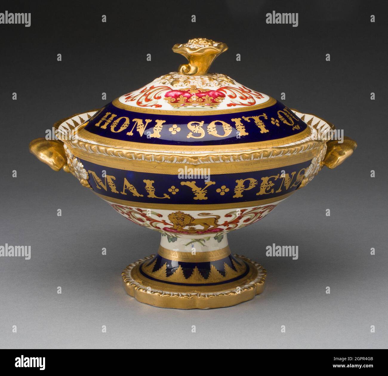 Gold gilt cream hi-res stock photography and images - Alamy