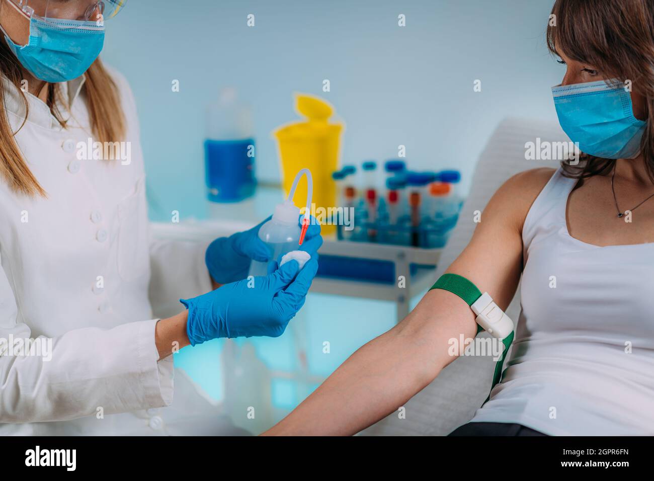 Blood draw adult High Resolution Stock Photography and Images - Alamy