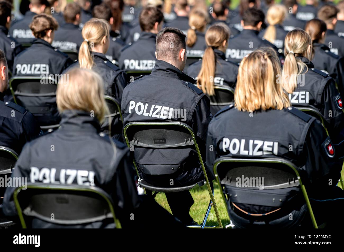 Oldenburg, Germany. 30th Sep, 2021. Police officers from the Bachelor's ...