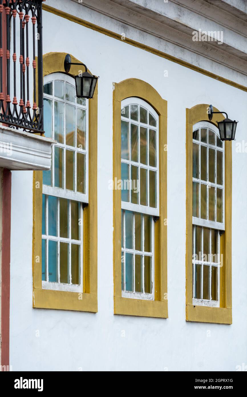 Windows building feature hi-res stock photography and images - Alamy