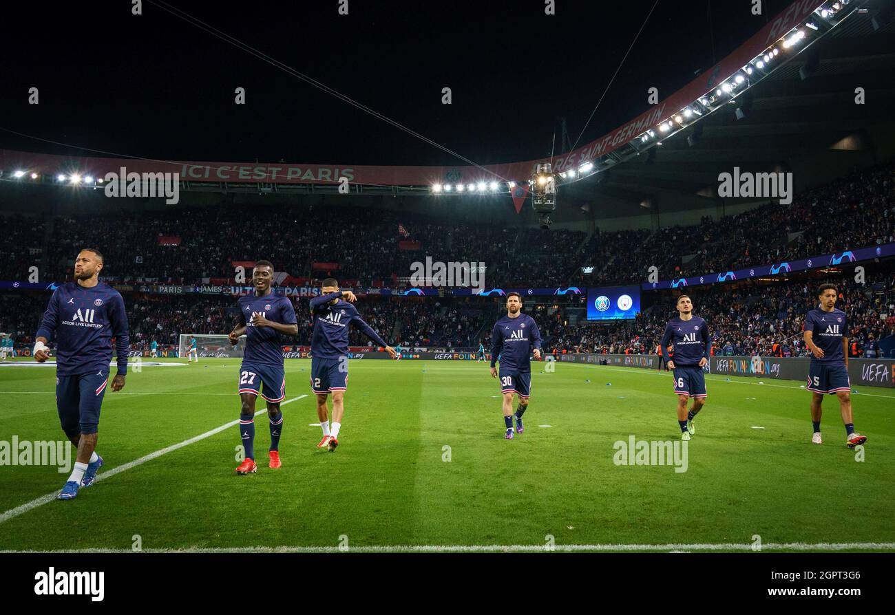 Paris, France. 28th Sep, 2021. Pre match (l-r) Neymar, Idrissa Gueye ...
