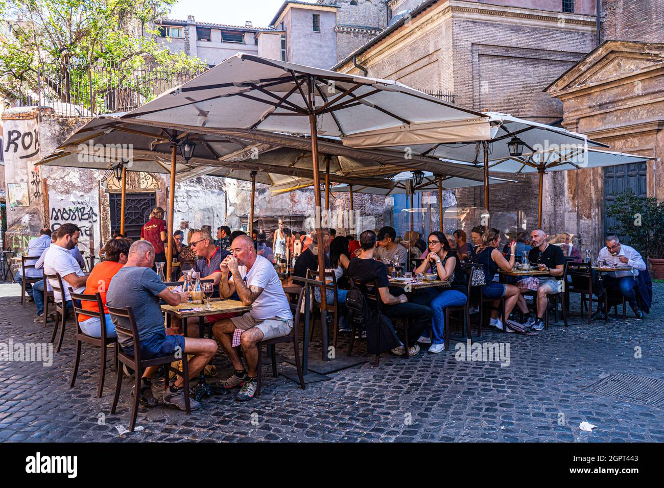 Group dining 2021 restaurant hi-res stock photography and images - Alamy