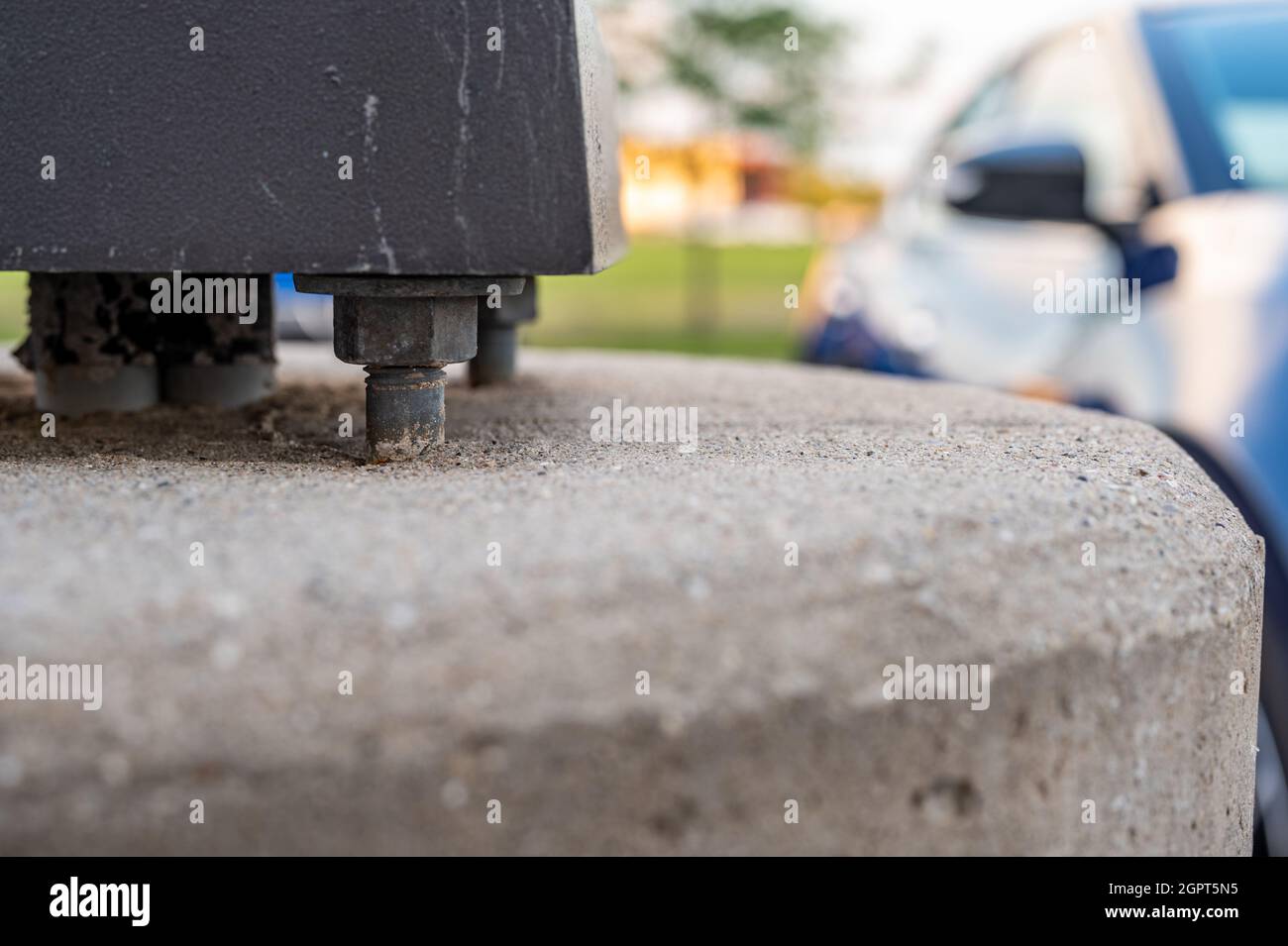Structural support on concrete with gap to main plate and anchor bolts ...