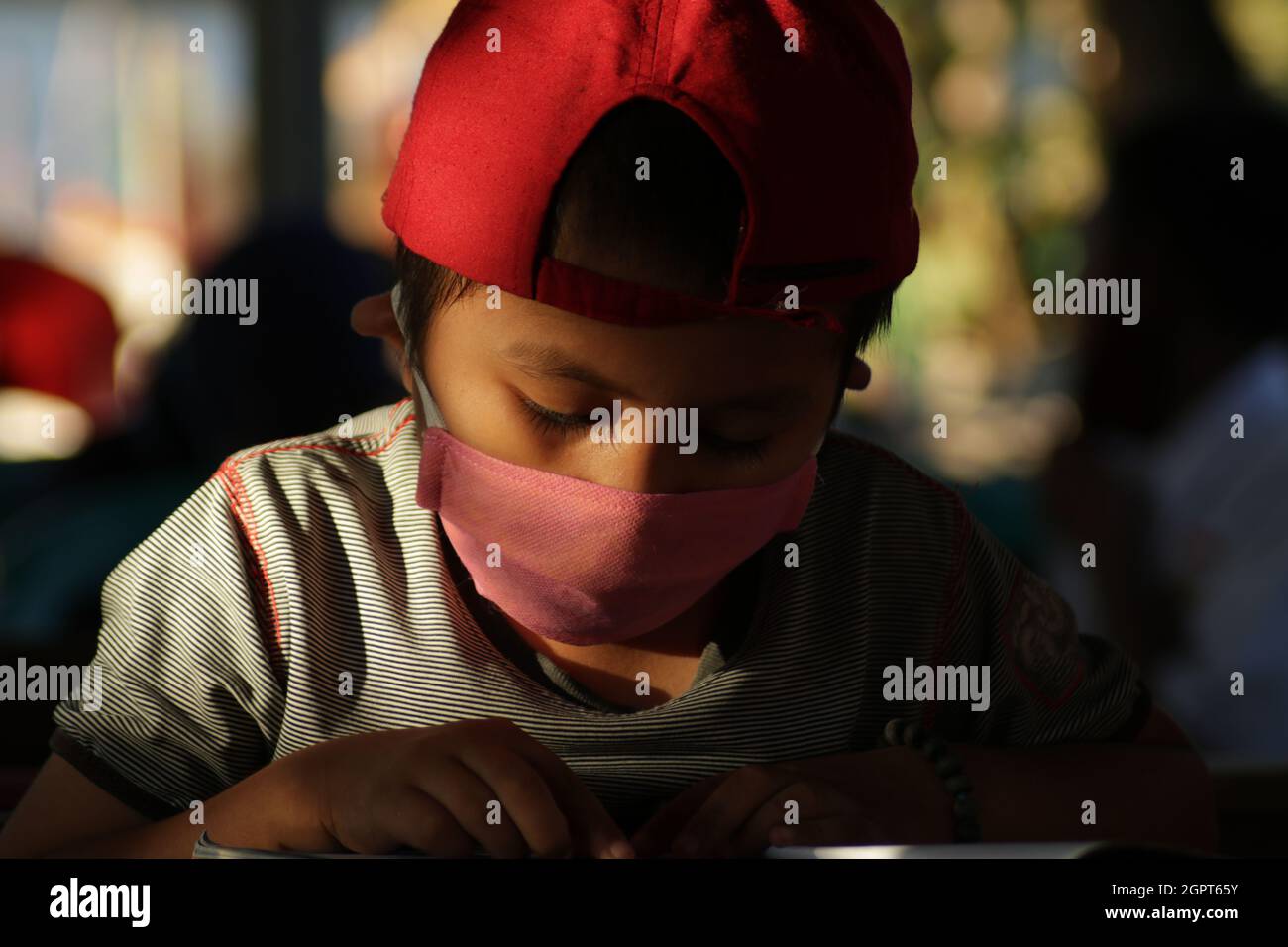Boy wearing red baseball cap hi-res stock photography and images - Alamy