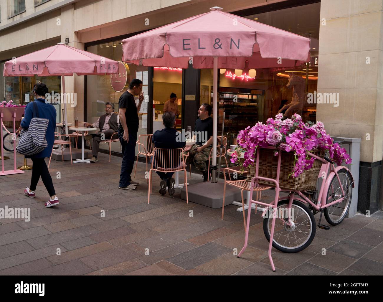 People at cafe bar in fashionable Sloane street in Kensington,London ...